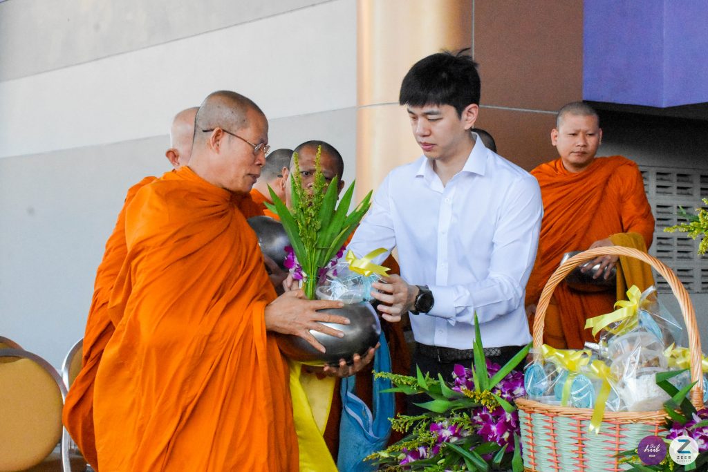 ทำบุญตักบาตรเช้า - Zeer Rangsit